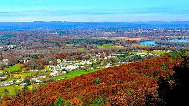 8 Charming New England Fall Getaways for Families - FamilyVacationist