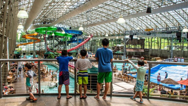 11 family resorts with the best indoor pools and water parks ...