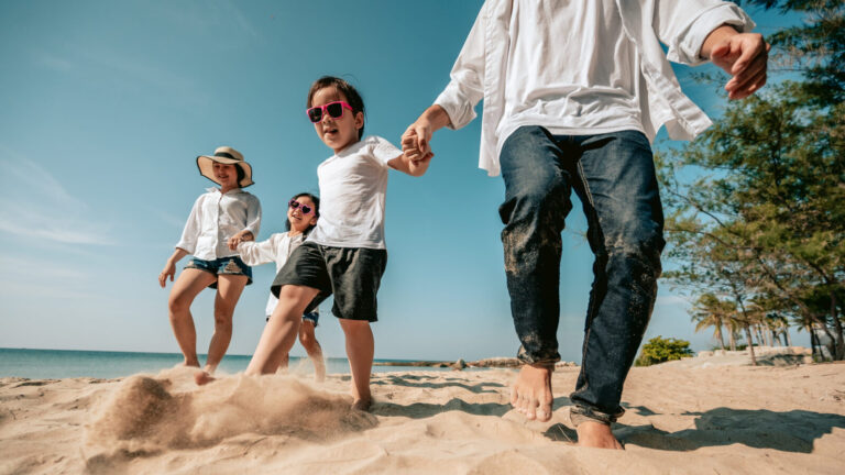25 beach essentials and complete beach packing list - FamilyVacationist