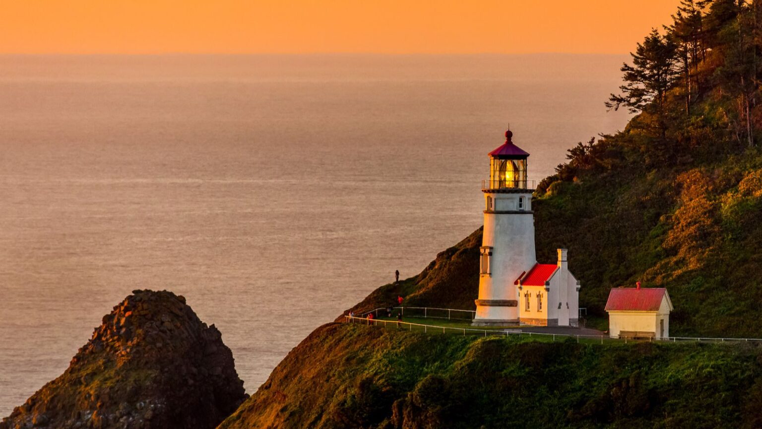 13 Best Lighthouse Hotels You Can Sleep in - FamilyVacationist