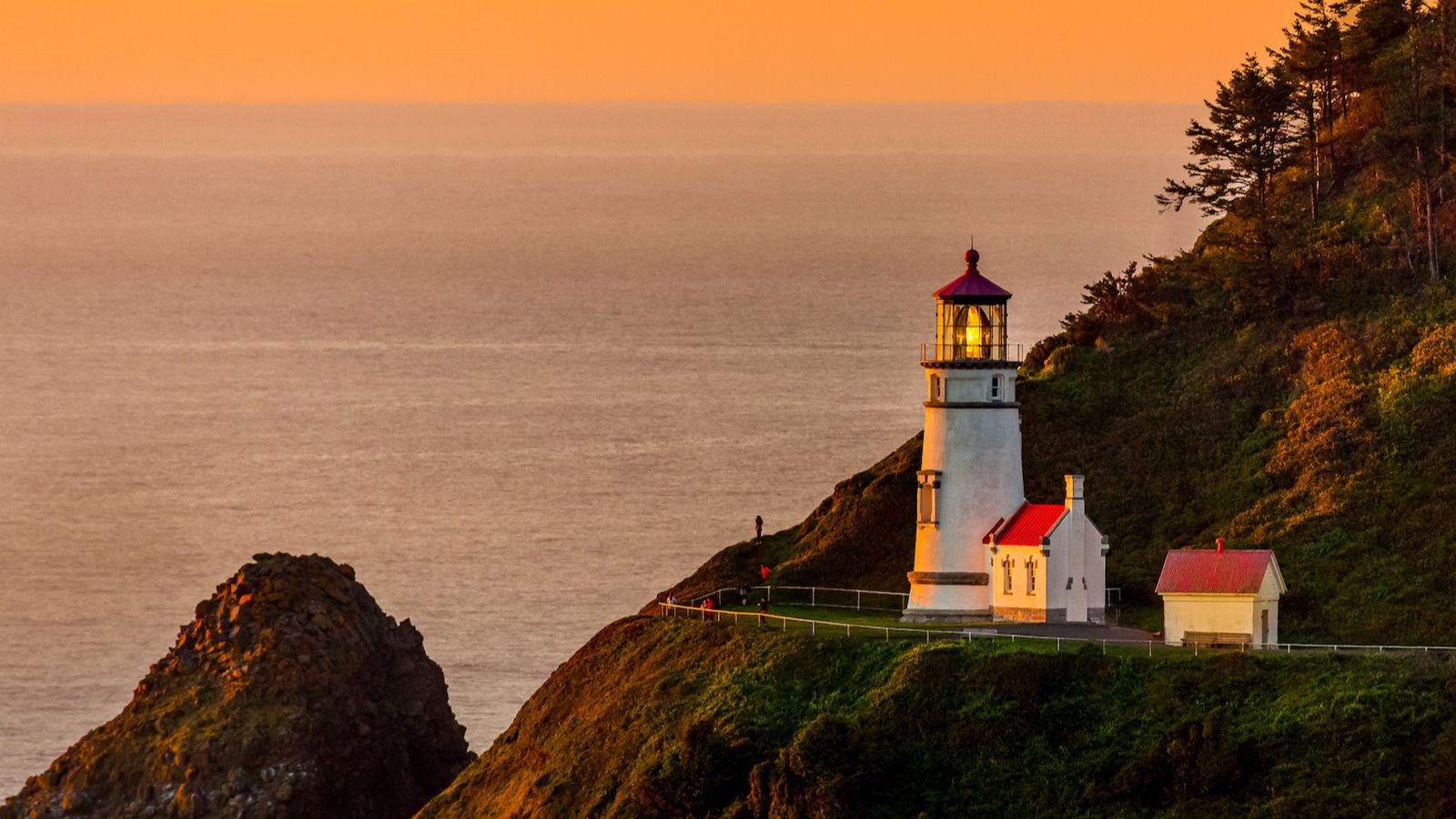 13 Best Lighthouse Hotels You Can Sleep in - FamilyVacationist