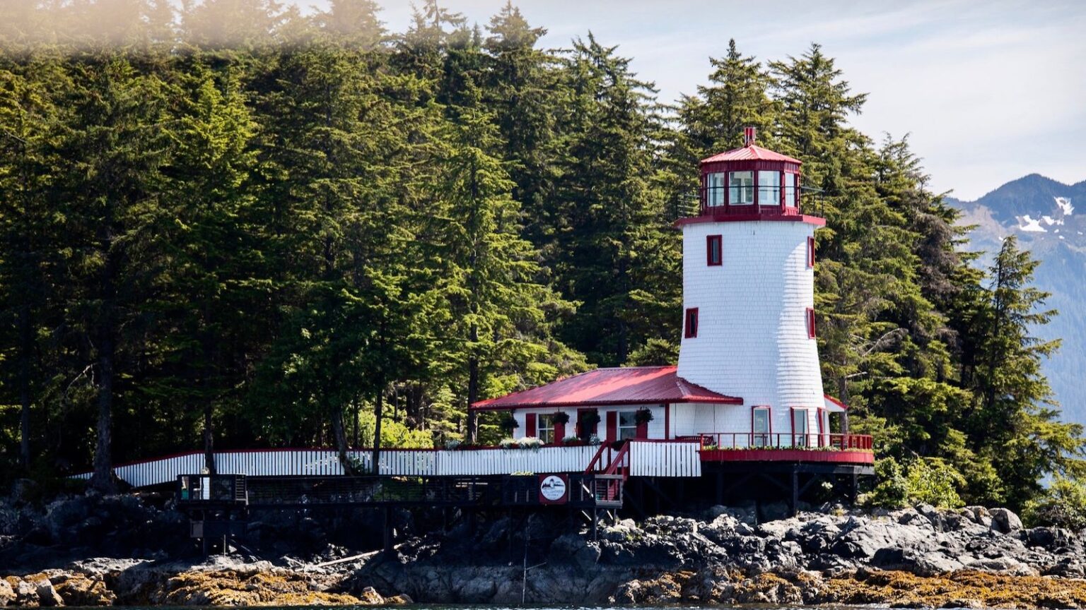 13 Best Lighthouse Hotels You Can Sleep in - FamilyVacationist